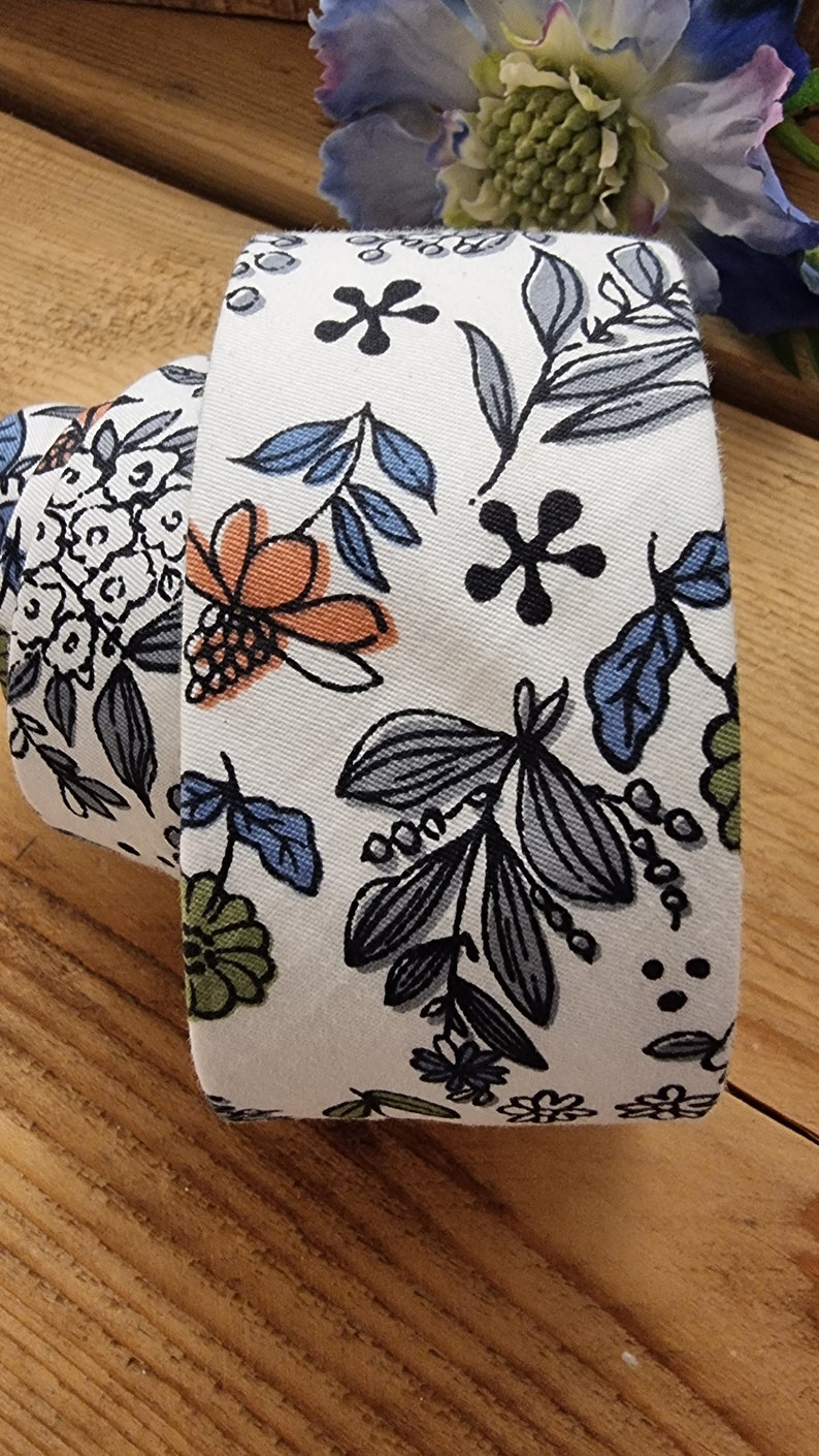 Conjunto de corbata y pañuelo estampados en blanco, azul, gris y verde ...