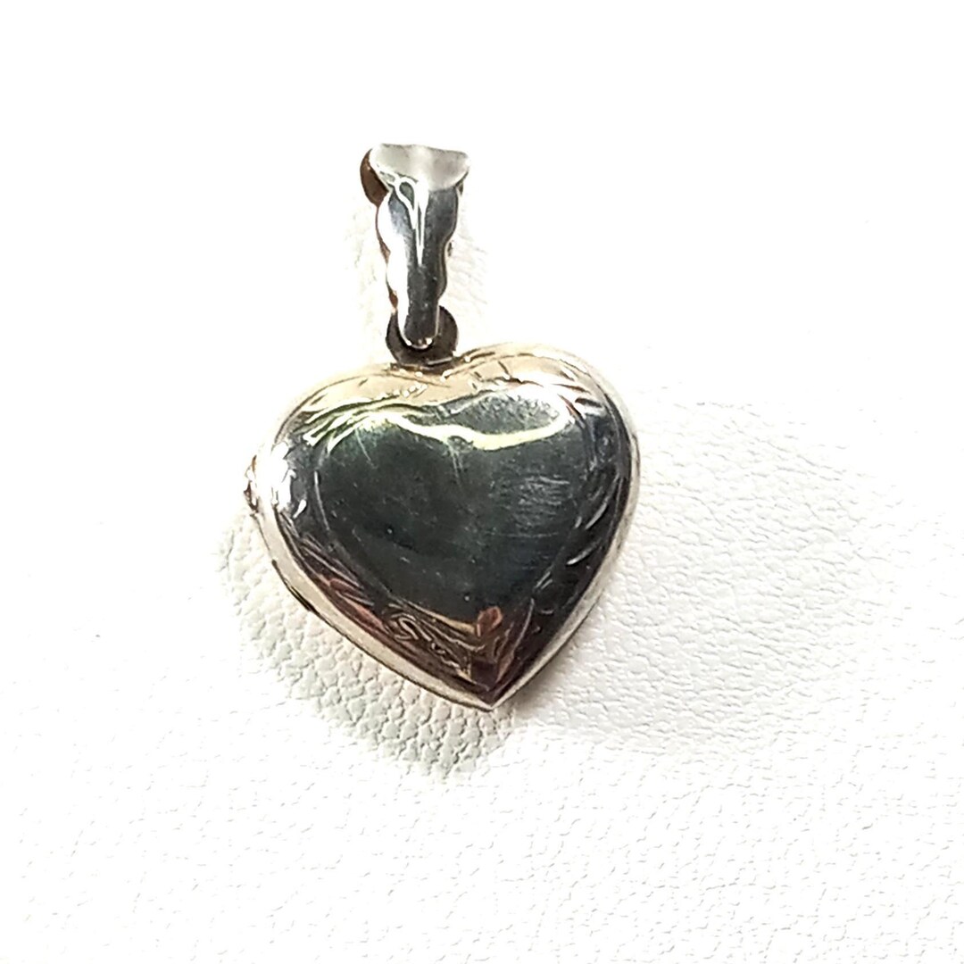 1950's Vintage Puffed Heart Locket With Large Scalloped Bale. Floral ...