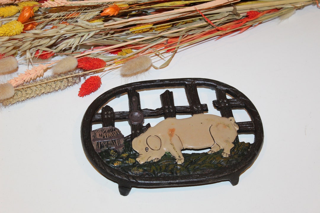 Cast Iron Coaster With Rural Image | Farm Pig, Kitchen Deco | Pan ...