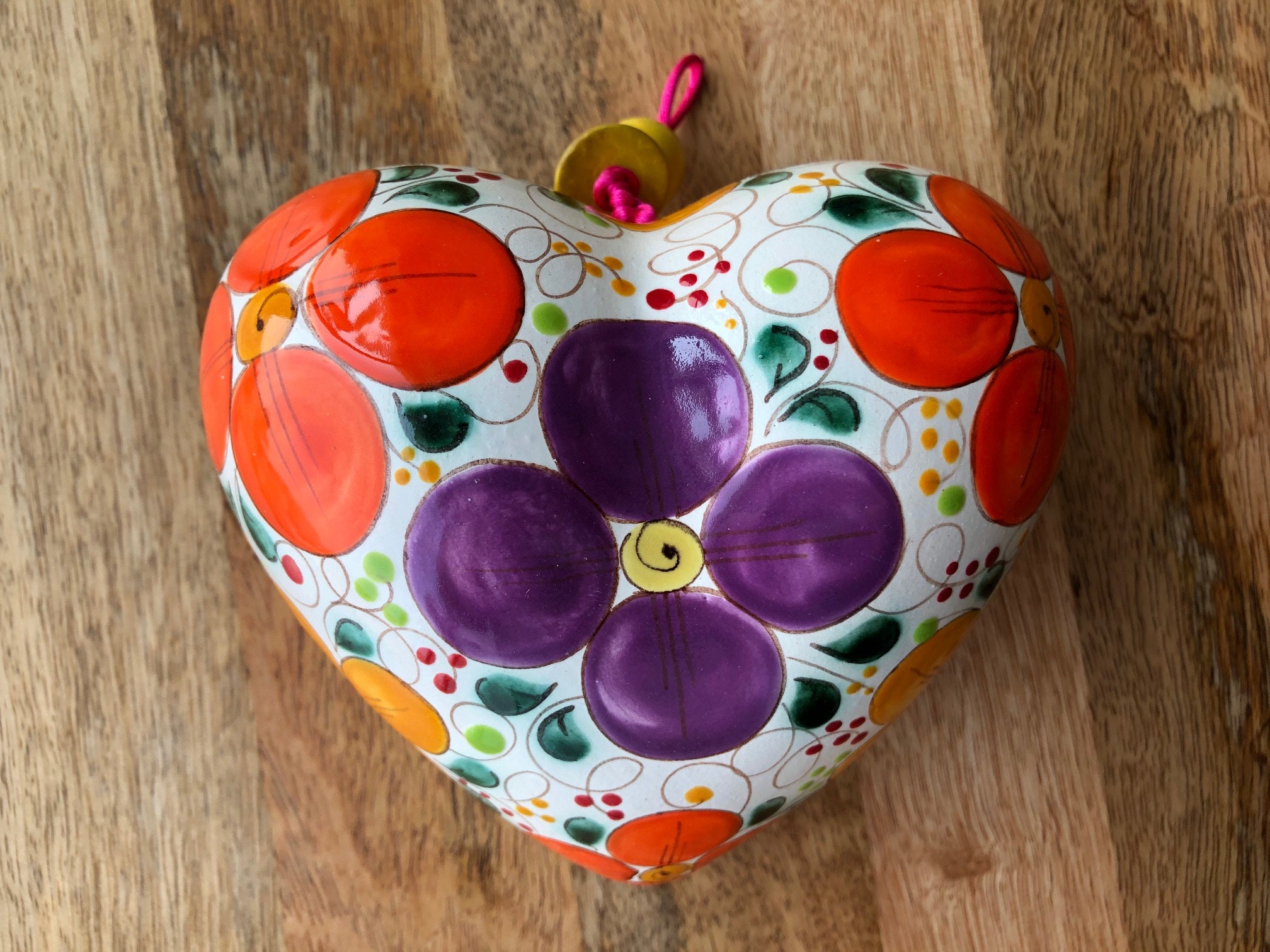 Corazón en exhibición decoración de pared / cerámica pintada a | Etsy