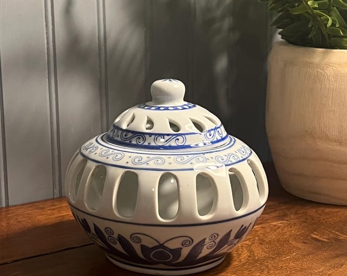Vintage Chinoiserie Blue & White Porcelain Potpourri Bowl With Lid ...
