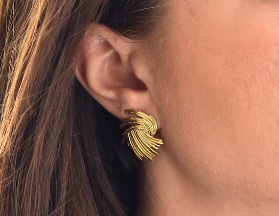 Gold earrings for women with price store