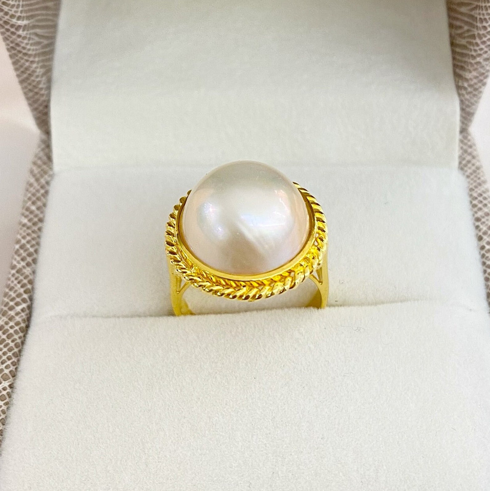 Anillo de perla de oro amarillo de 14 k hecho a mano: joyería con un ...
