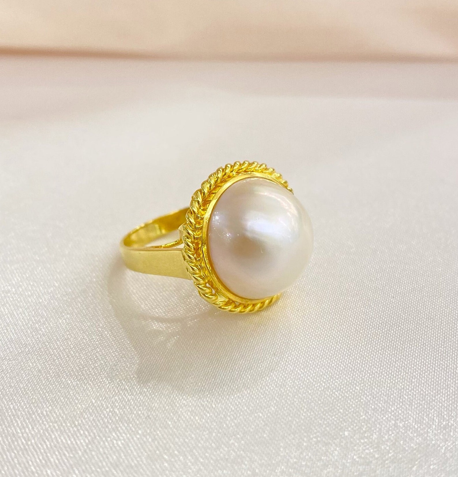Anillo de perla de oro amarillo de 14 k hecho a mano: joyería con un ...
