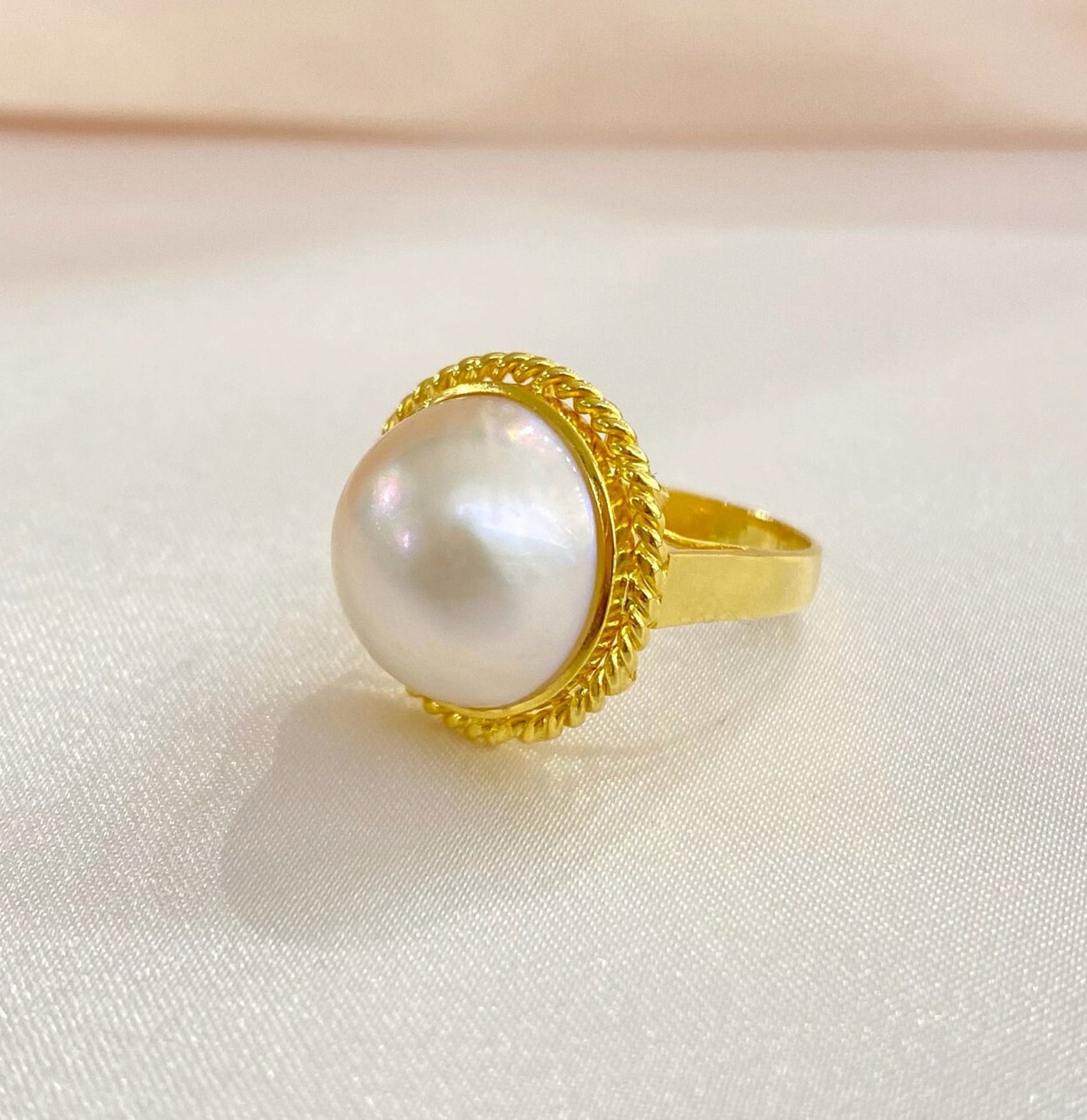 Anillo de perla de oro amarillo de 14 k hecho a mano: joyería con un ...