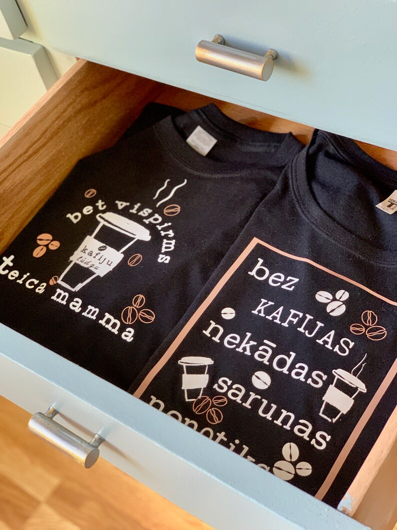 Camiseta letona "Bet vispirms kafiju" - Etsy España