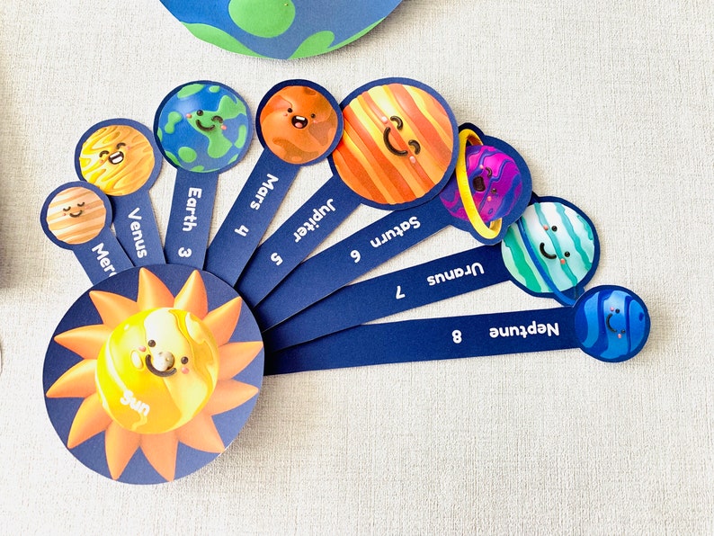 Páginas del libro de actividades sobre el sistema solar, planetas ...