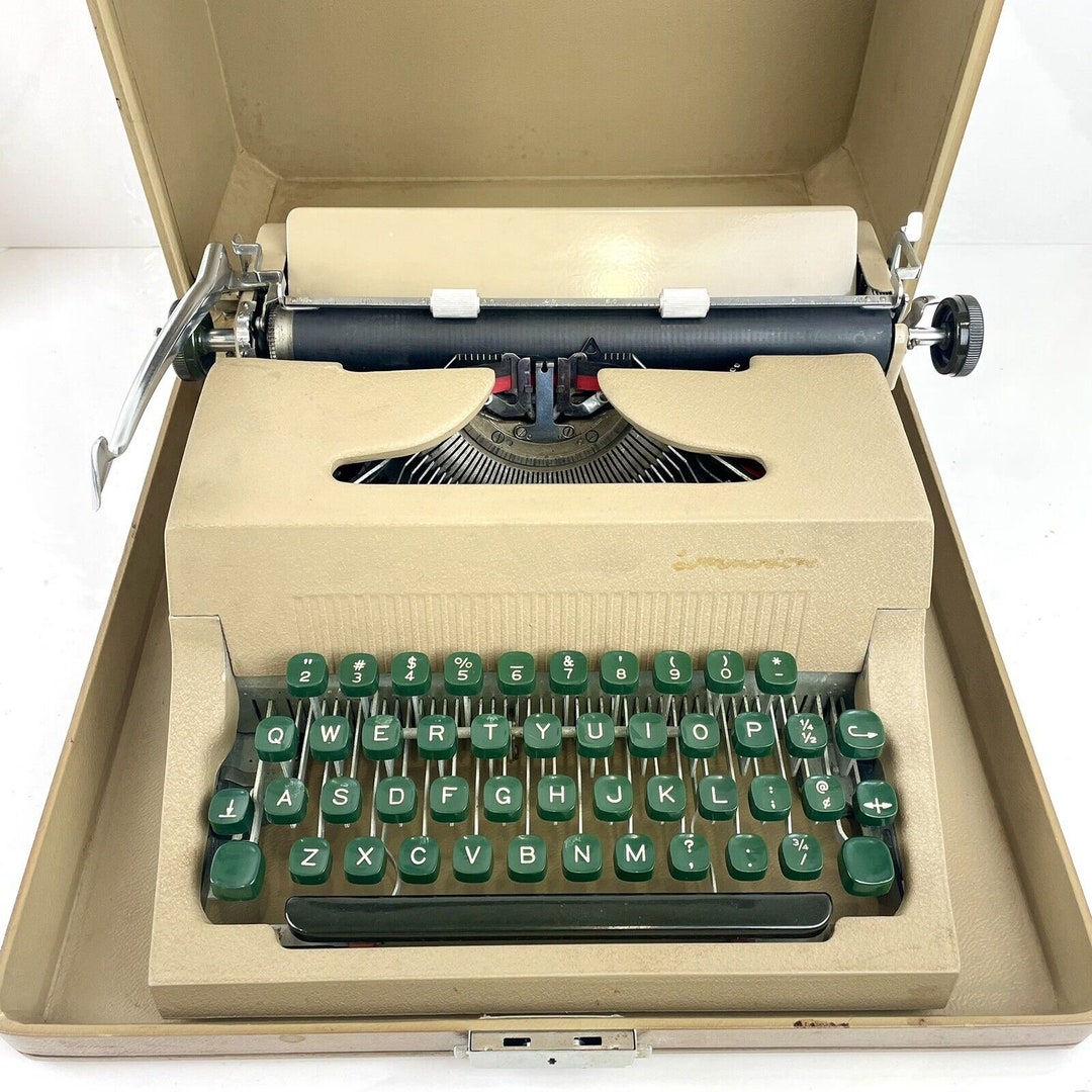 Vintage Commodore Typewriter With Case Made in Canada - Etsy