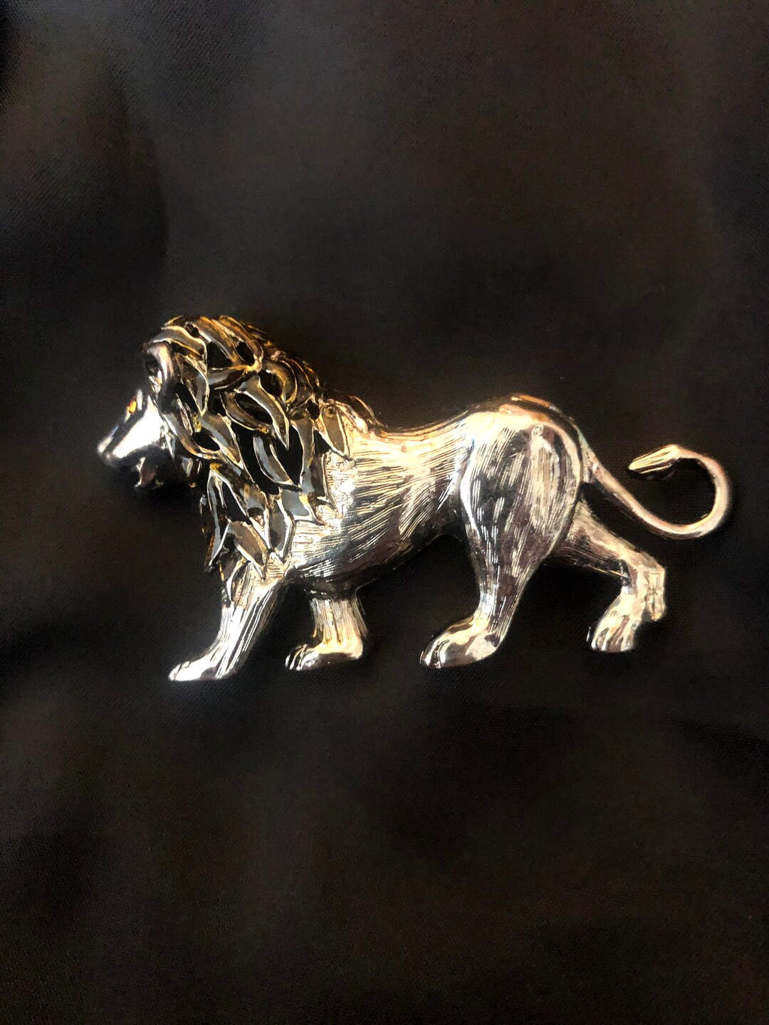 Vintage tono plata León pin broche gato grande potente. La solapa pin ...