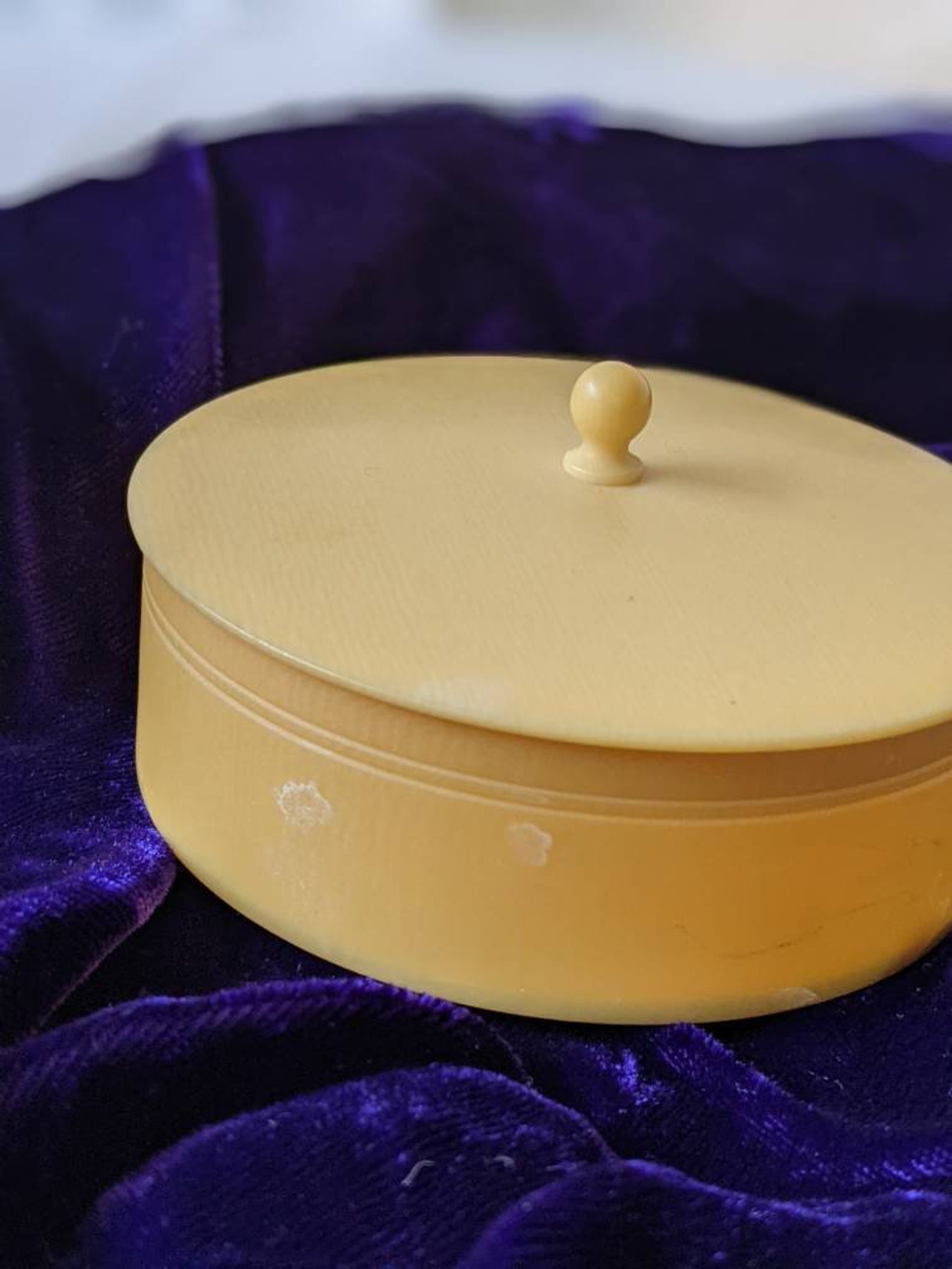 Box of Bakelite, Powder Box, Delicate Vintage Box, Bakelite Box, Round ...