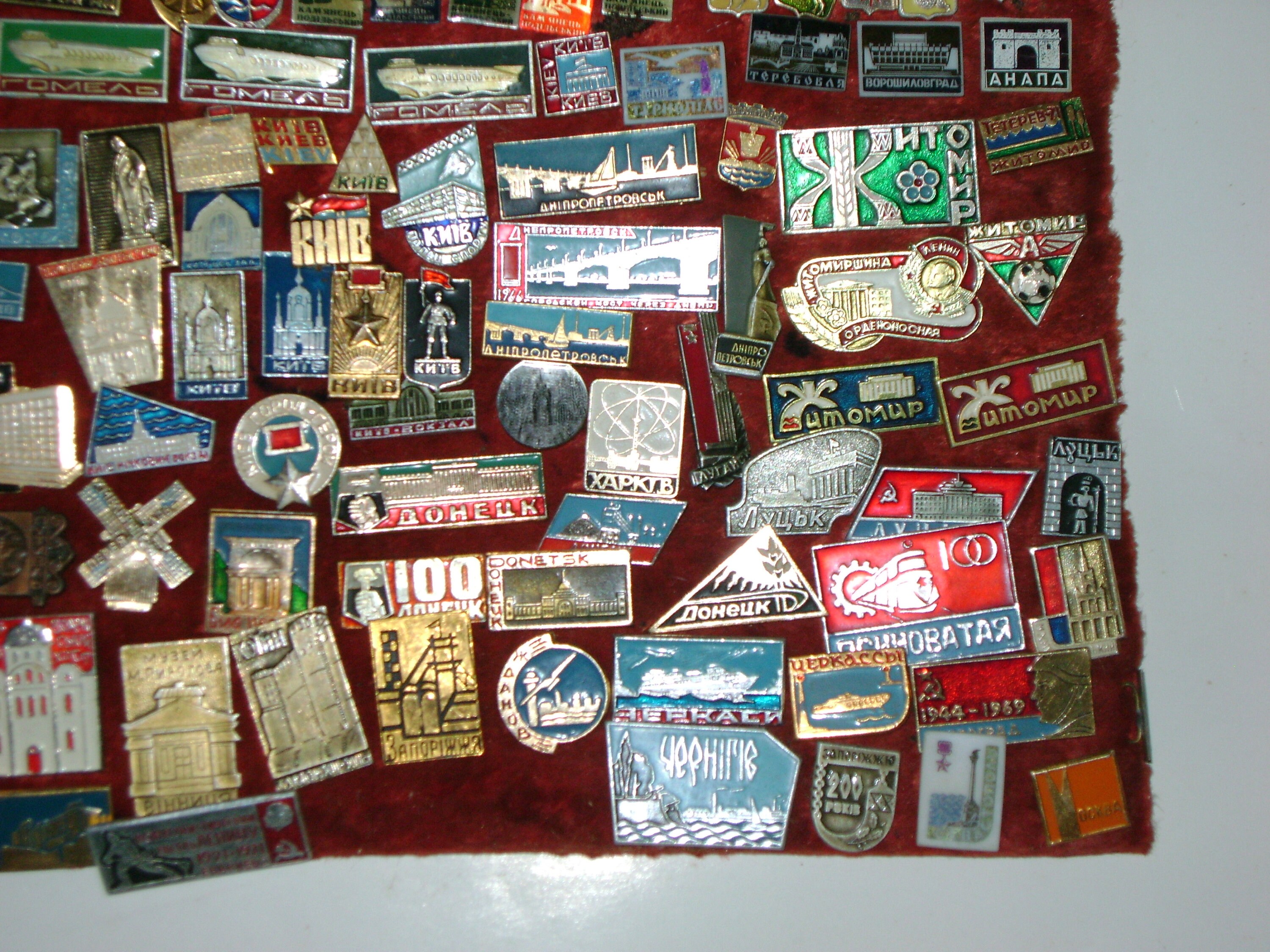 Set of Soviet Enamel Badges coats of Arms, Cities 152 Pieces on a Red ...