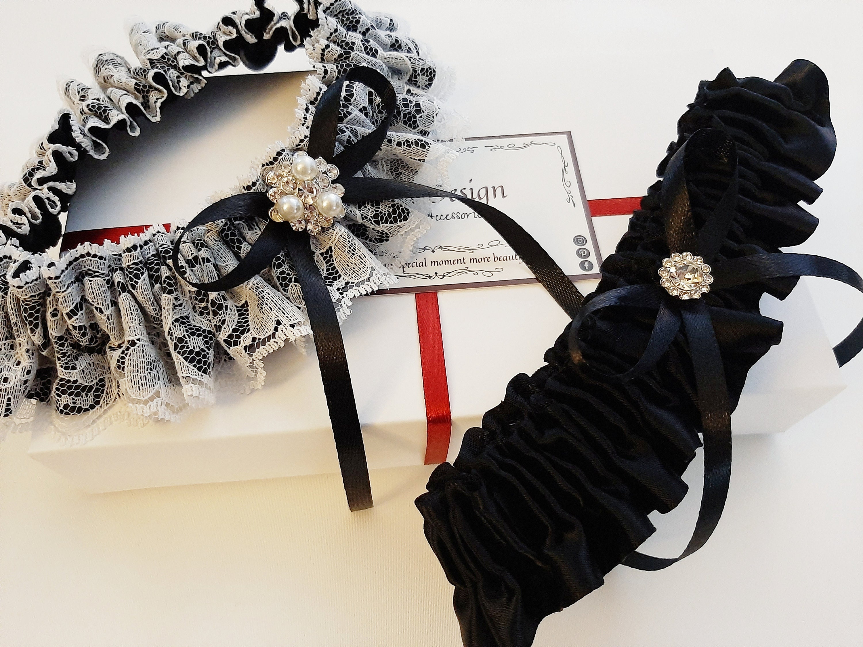 Black and white wedding garter set | Beachweddingtips.com