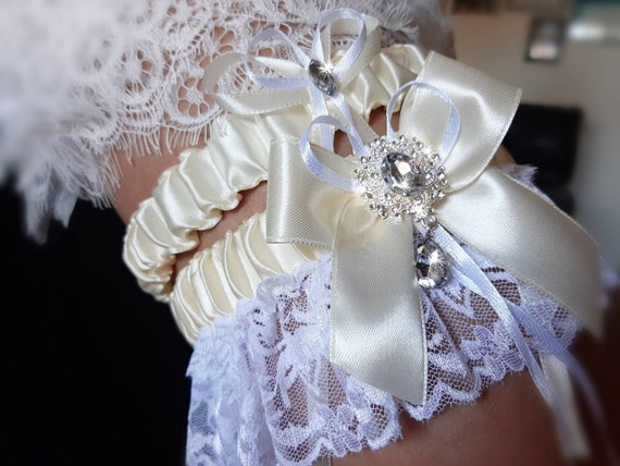 Custom garter sets for wedding | Beachweddingtips.com