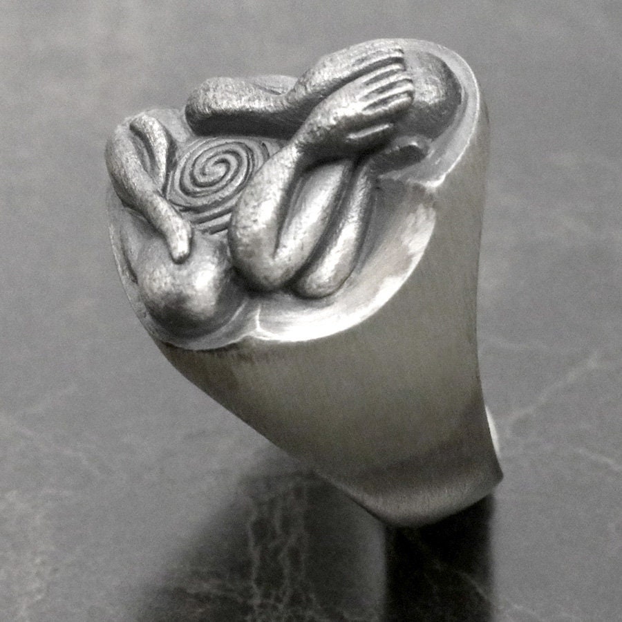 Phra Pidta Ring - Etsy