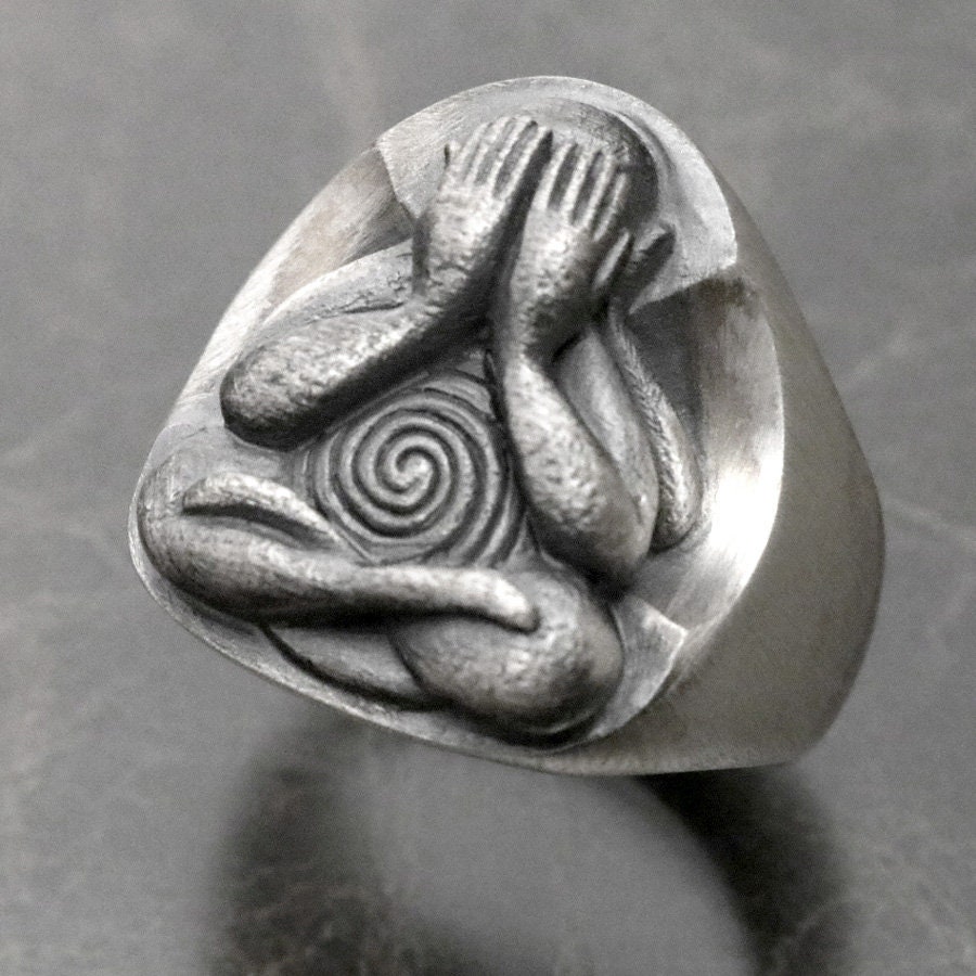Phra Pidta Ring - Etsy