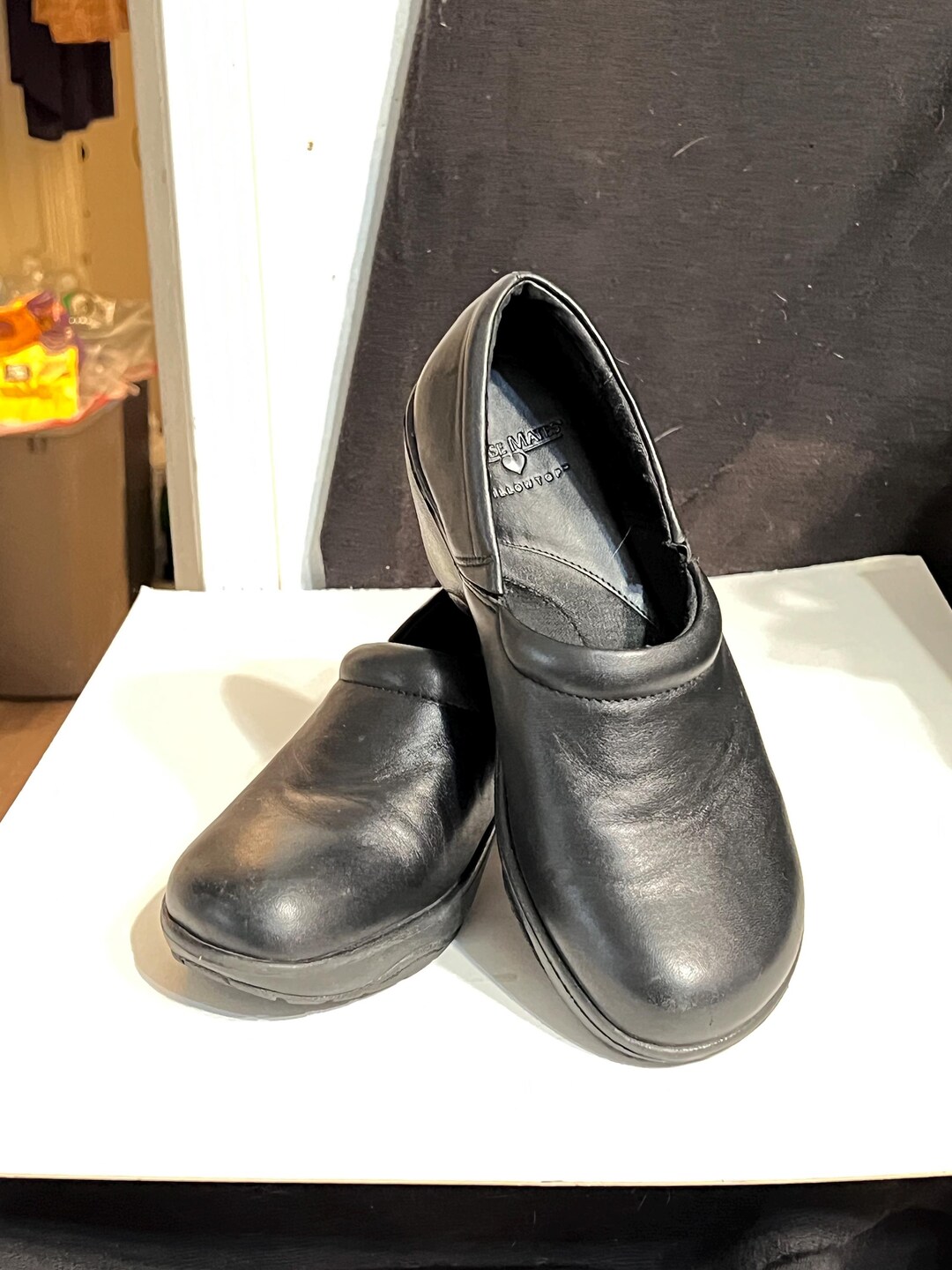Nurse Mates Women's Bryar Black Leather Pillow Top Slip Resistant Clogs ...