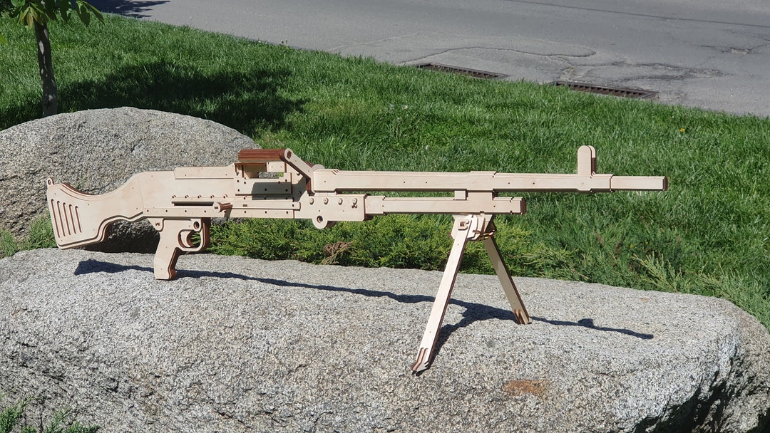 Subfusil modelo de madera FN MAG, GPMG. Ametralladora de uso general ...