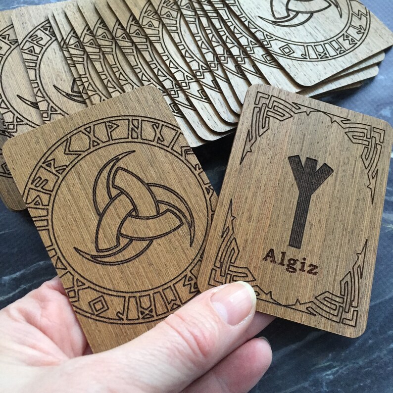 Cartas de runas de madera en caja de madera, Triple cuerno de Odín ...