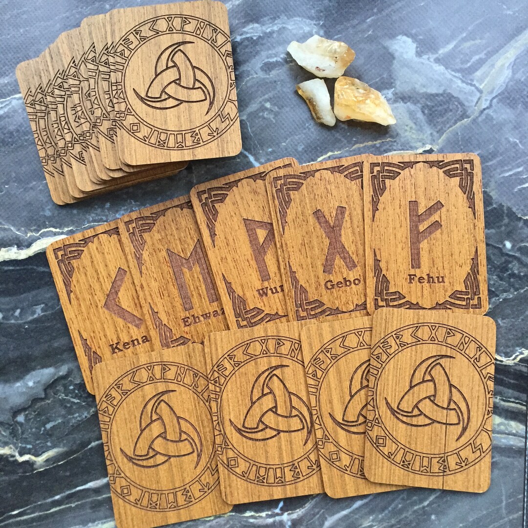 Cartas de runas de madera en caja de madera, Triple cuerno de Odín ...