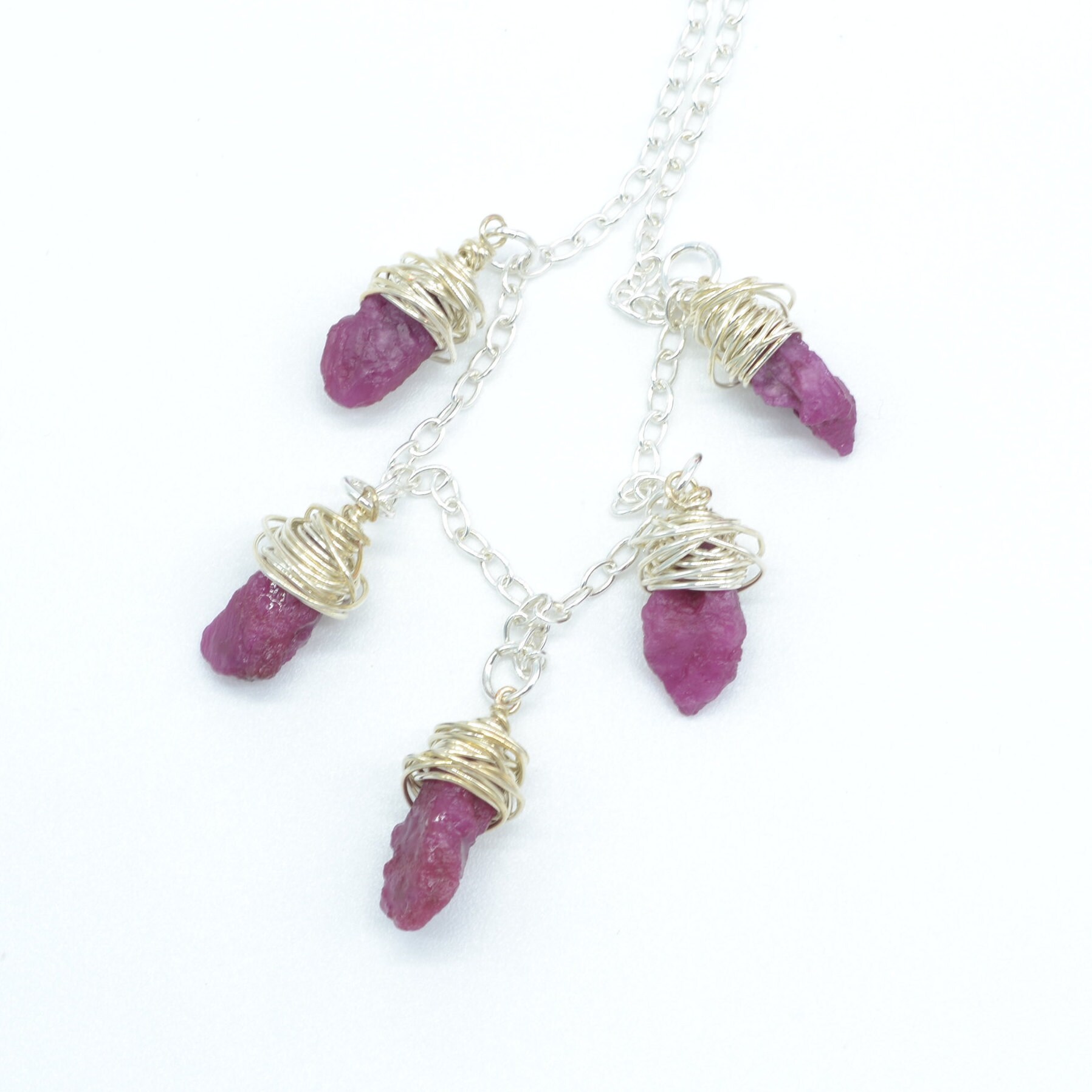 WRAP Collar de rubí crudo natural magenta rico, envuelto en una ráfaga ...