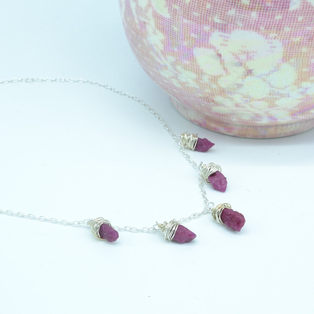 WRAP Collar de rubí crudo natural magenta rico, envuelto en una ráfaga ...