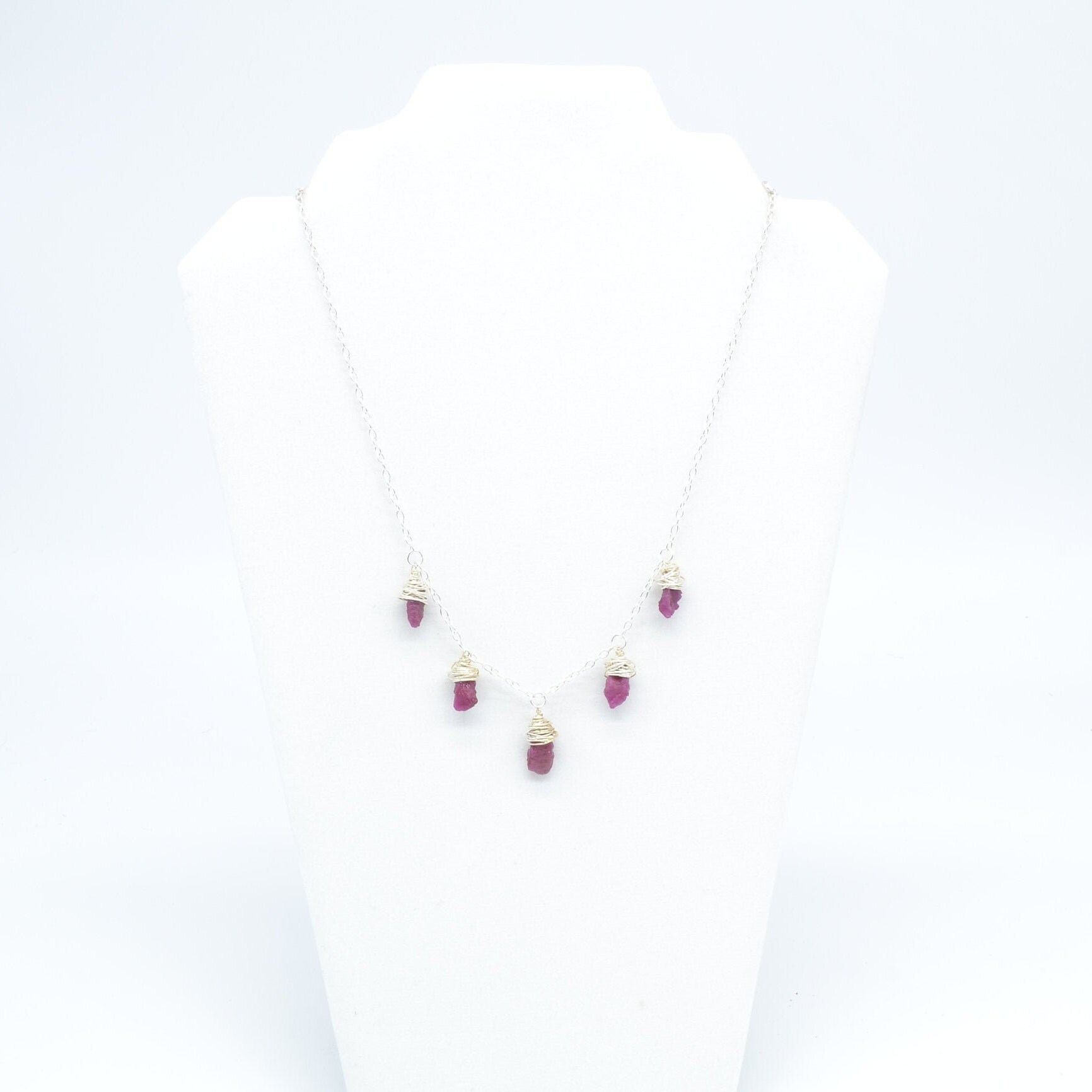 WRAP Collar de rubí crudo natural magenta rico, envuelto en una ráfaga ...