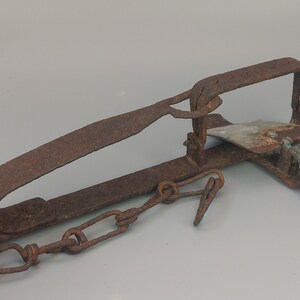 Vintage Trapper Traps Short Chain Movie Prop Wrought Iron Hunting House ...
