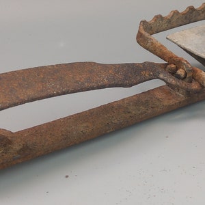 Vintage Trapper Traps Short Chain Movie Prop Wrought Iron Hunting House ...