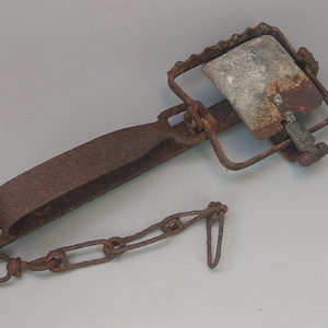 Vintage Trapper Traps Short Chain Movie Prop Wrought Iron Hunting House ...