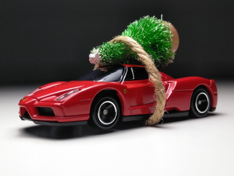 Ferrari Enzo llevando el árbol de Navidad, adorno navideño en forma de ...