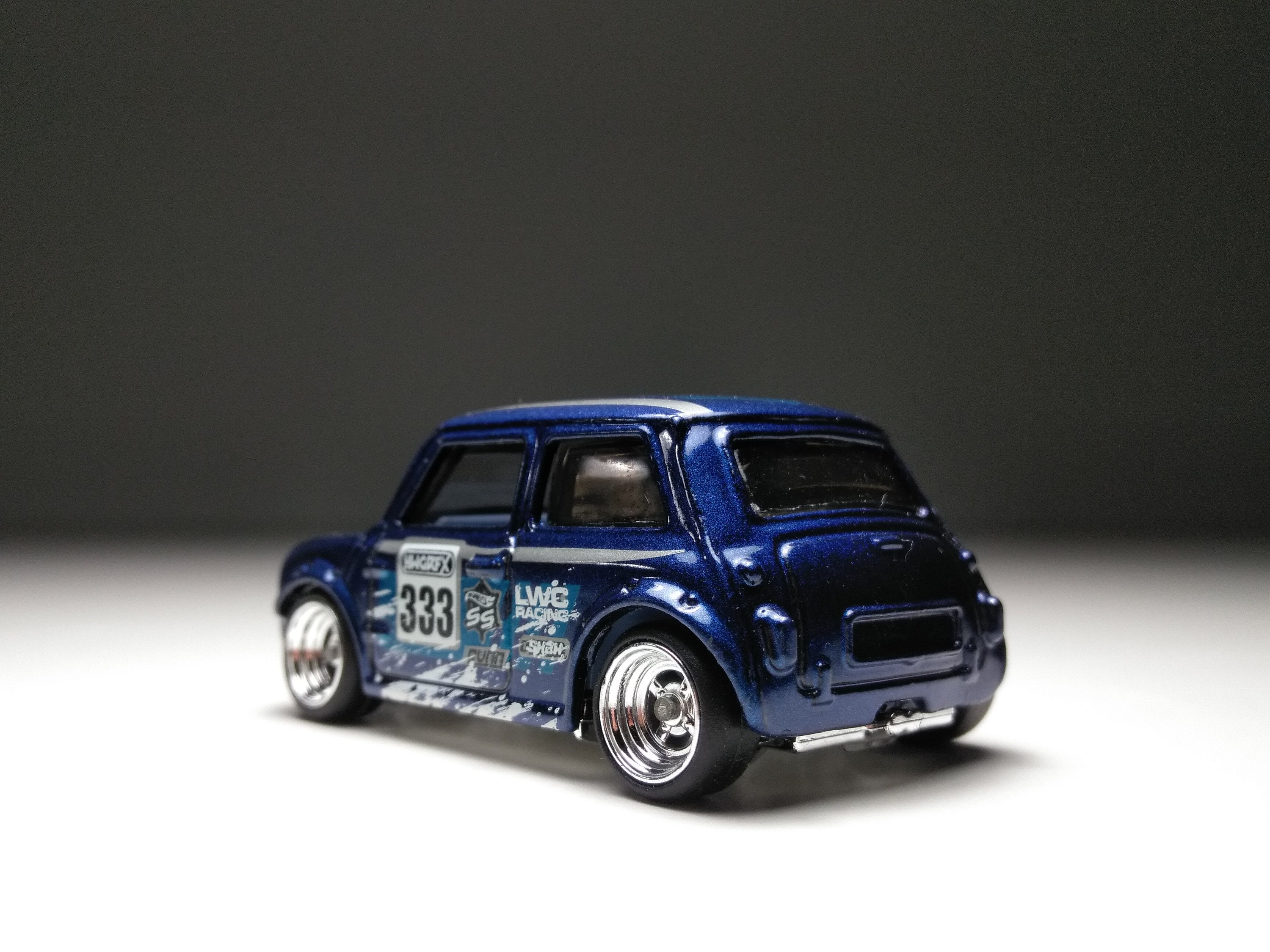 mini moris hot wheels merah - Lucas Morrison