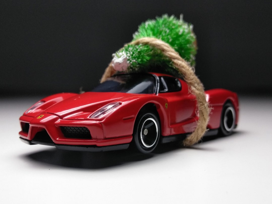 Ferrari Enzo llevando el árbol de Navidad, adorno navideño en forma de ...