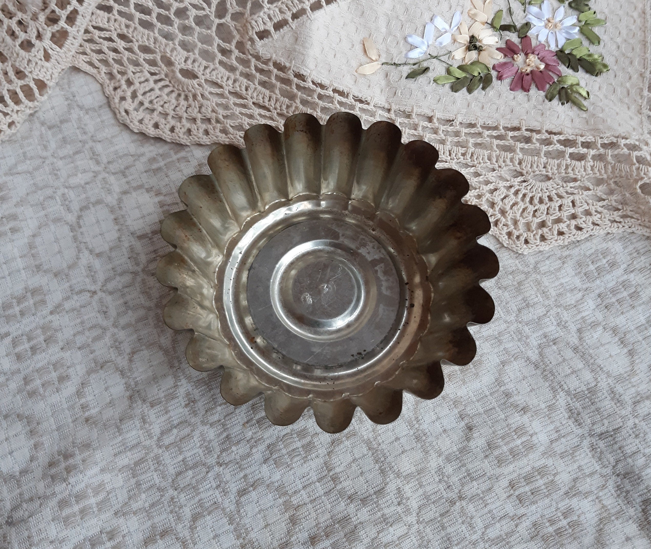 Medium Vintage Metal Cake Baking Mold, Vintage Muffin and Fruit Cake ...