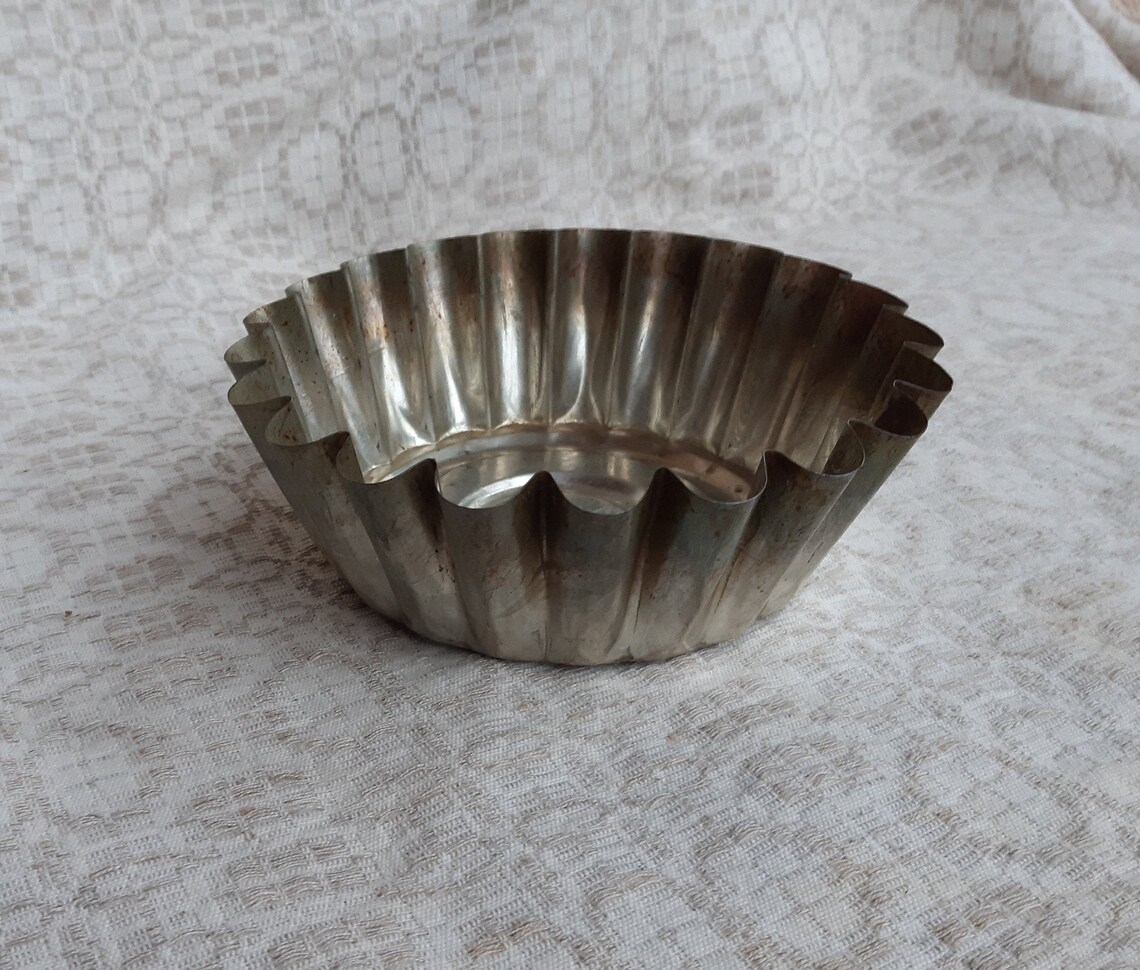 Medium Vintage Metal Cake Baking Mold Vintage Muffin and - Etsy