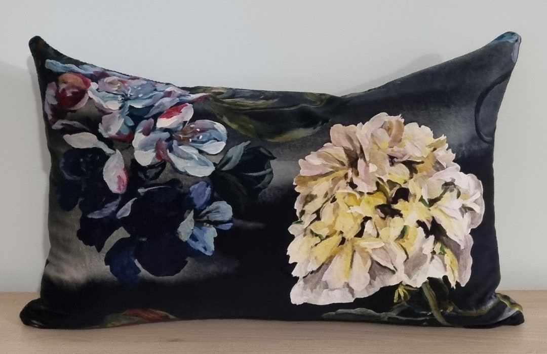 Designers Guild Delft Velvet Noir & Omega Velvet Cushion Cover 35x55 Cm ...