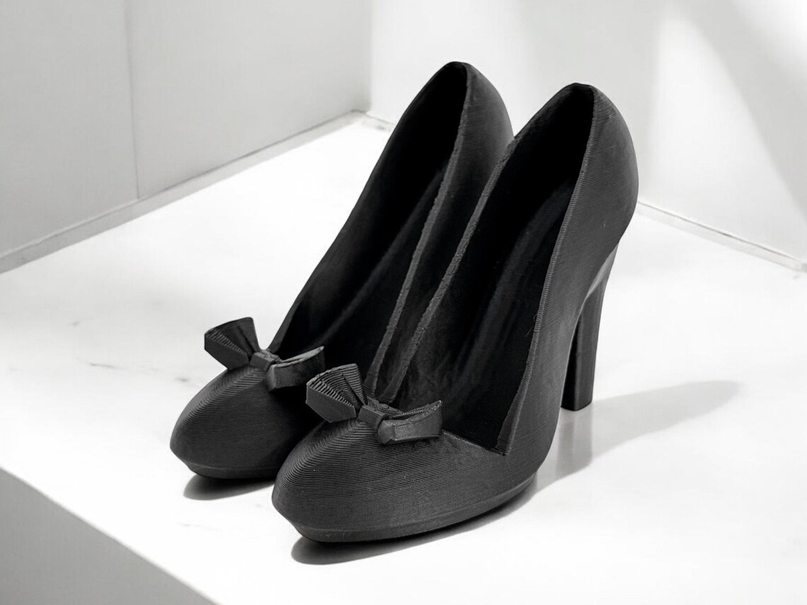 Stylish High Heels Phone Stand | Fashionable Smartphone Holder for Desk ...