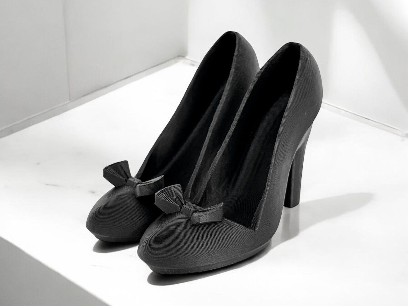 Stylish High Heels Phone Stand | Fashionable Smartphone Holder for Desk ...