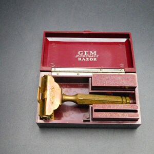 Vintage GEM Razor With Case ~ GEM Razor in Maroon Bakelite Case ...