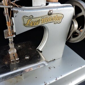 Vintage Toy Sewing Machine ~ Sew Master Sewing Machine ~ Model 555 ...