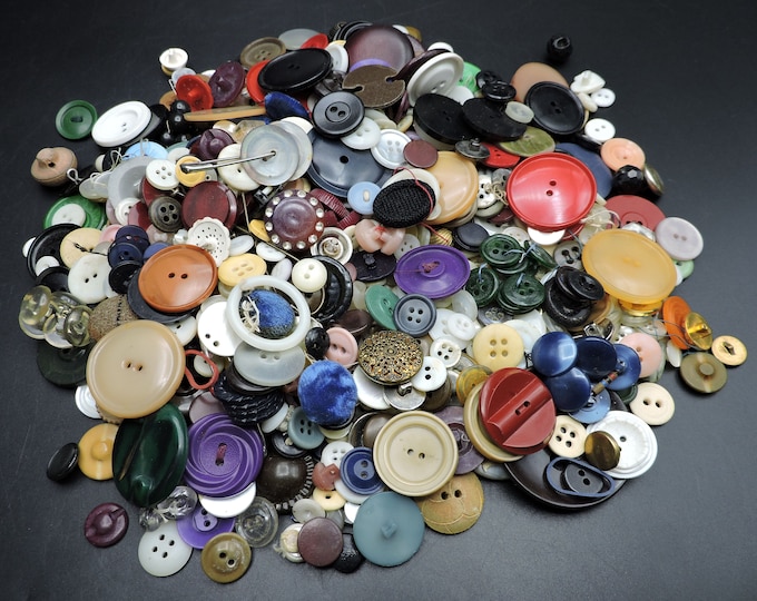 Vintage Buttons Old Buttons Mix of Buttons Plastic, Lucite, Bakelite ...