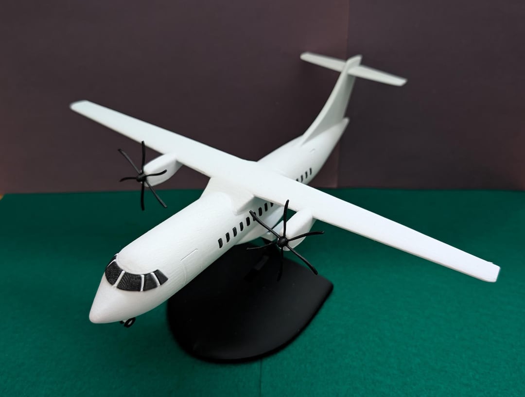 HO Scale ATR 42-600 Model Kit: American Eagle Turbo Prop With Display ...