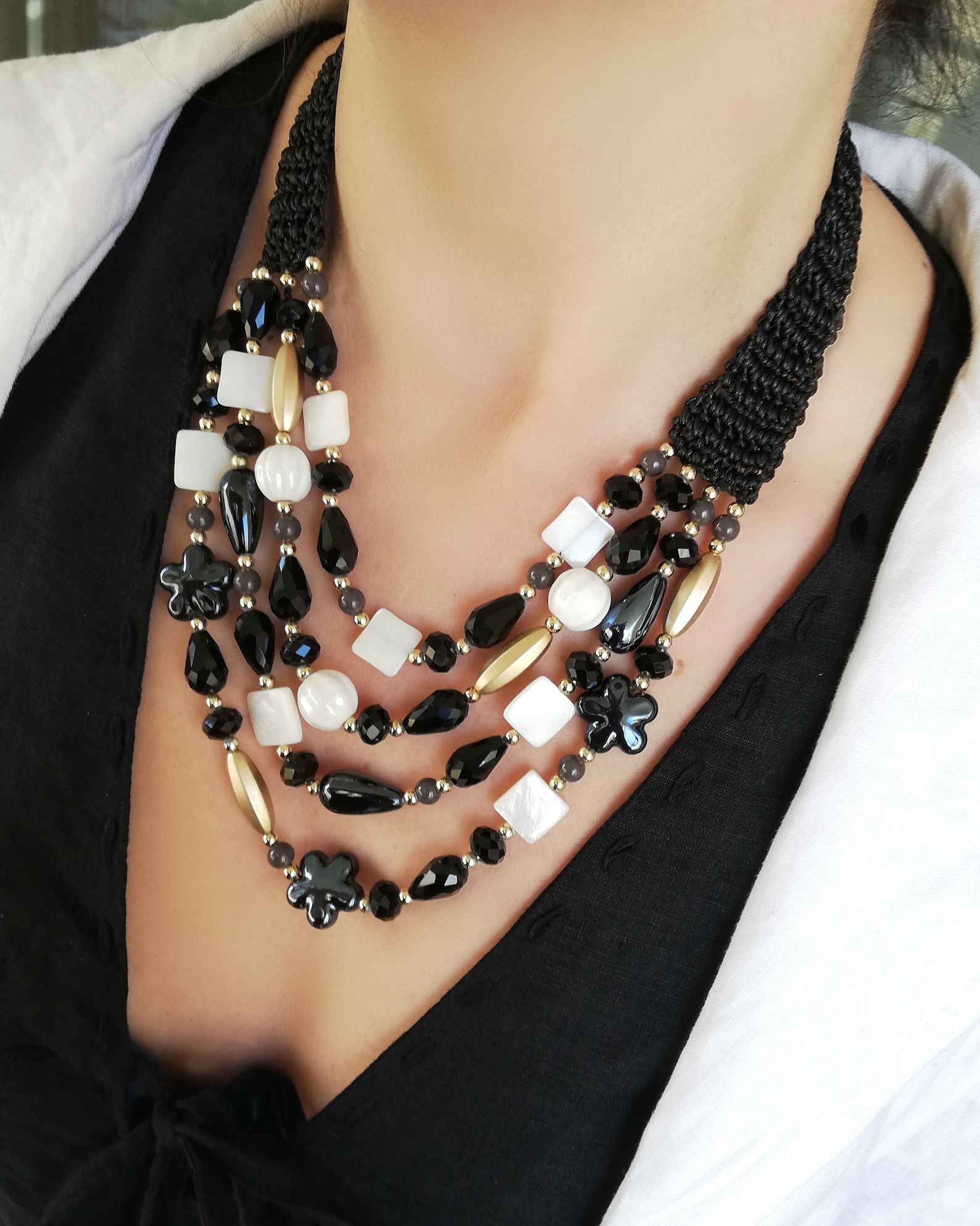 Collar blanco y negro, collar de declaración, collar multi hebra ...