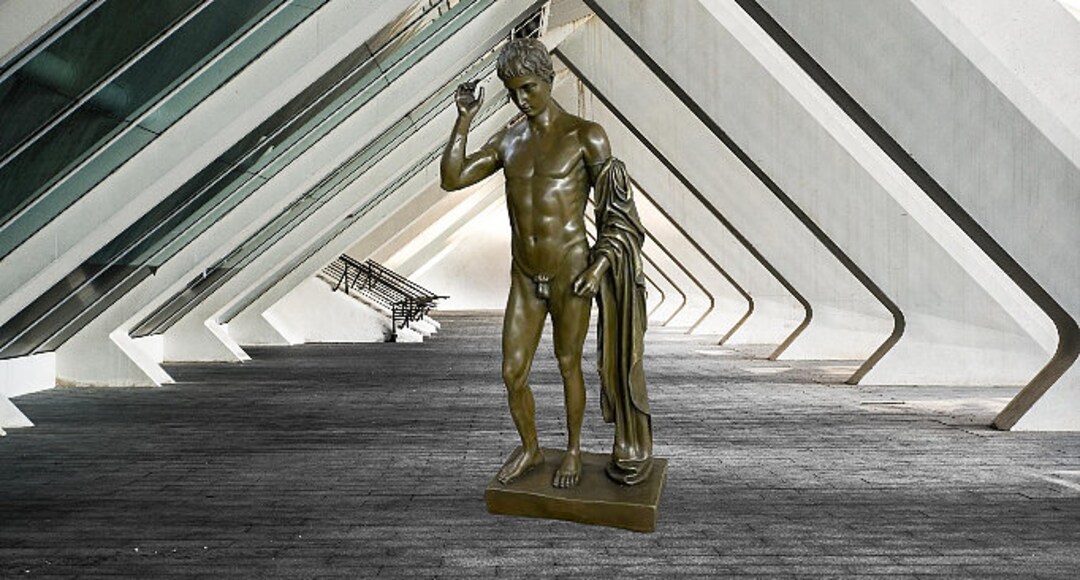 Magnifica statua in bronzo rappresenta la figura iconica di David ...