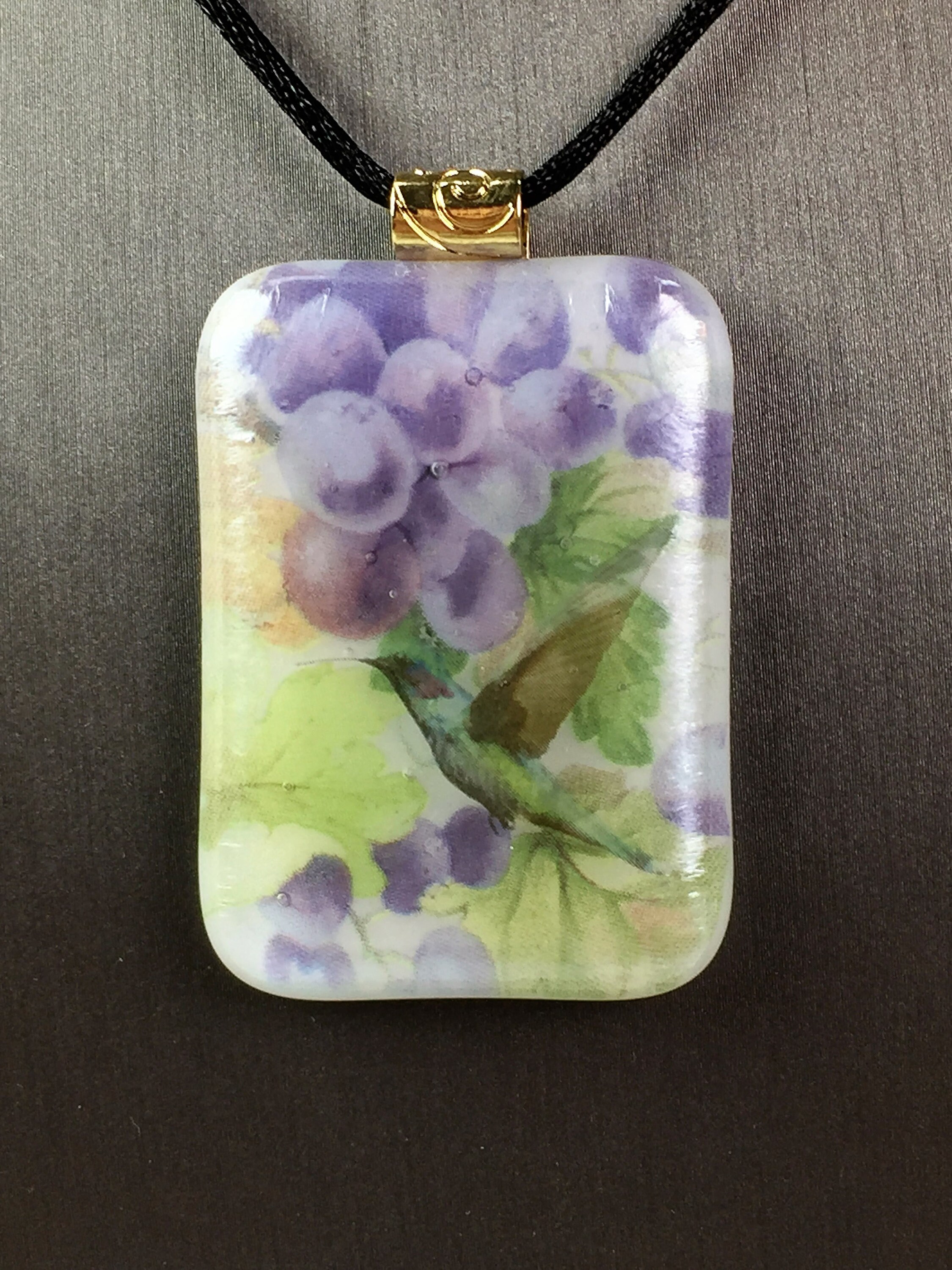 Colibri avec des raisins et des feuilles collier pendentif en verre ...