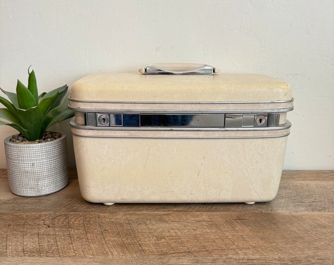 White Train Case - Vintage - INCLUDES Key, Mirror and Tray! Towncraft ...
