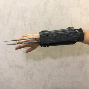 Predator Gauntlet Forearm - Bomb Selfdestruction Cummunicator (3D ...