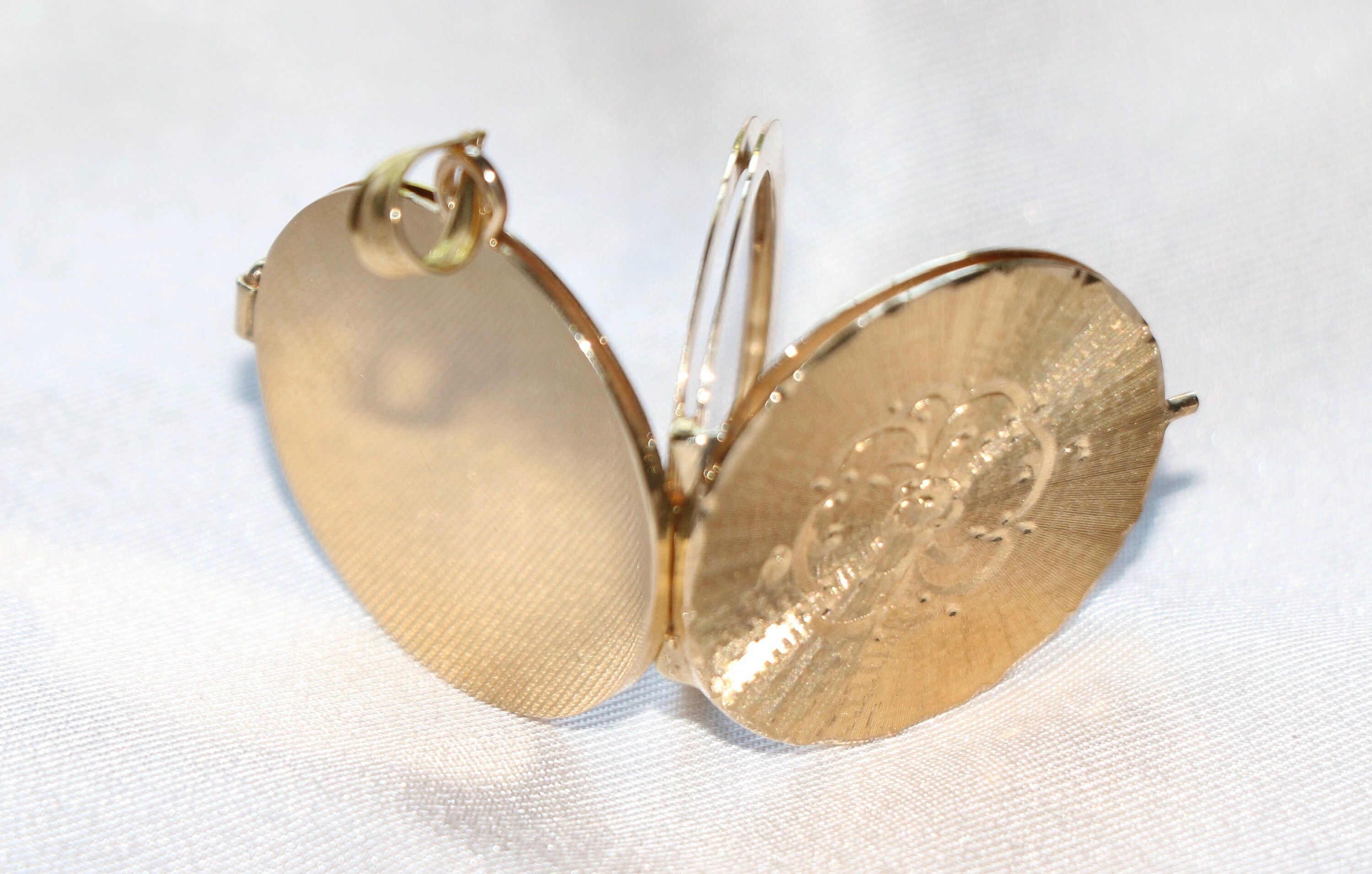 14K Gold Small Round Locket With Floral Center and Ribbon - Etsy