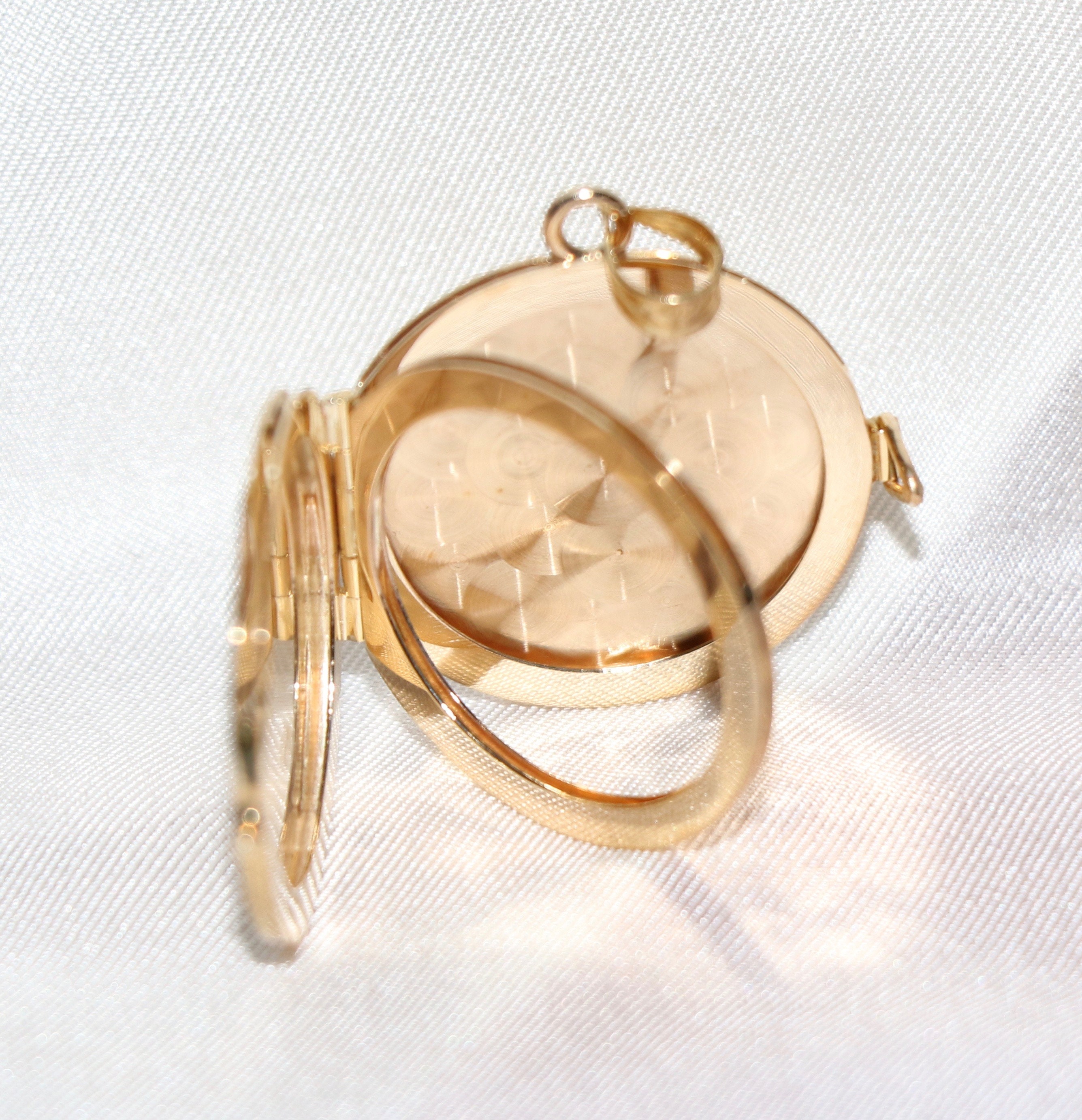 14K Gold Small Round Locket With Floral Center and Ribbon - Etsy