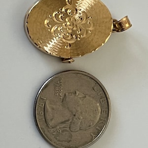 14K Gold Small Oval Locket With Delicate Filigree Engraving - Etsy