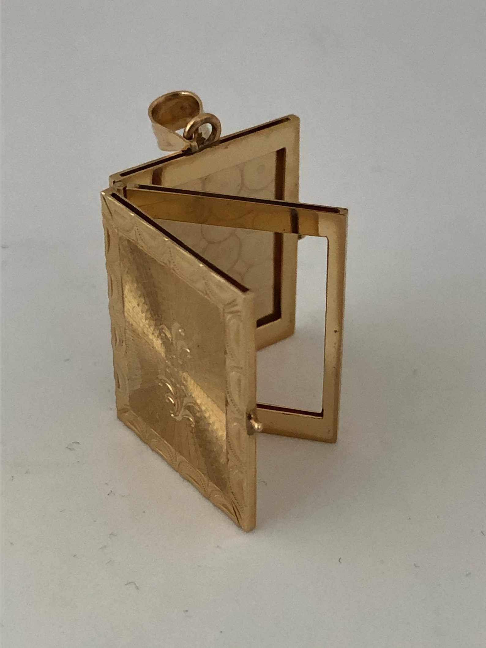 14K Gold Medium Rectangle Locket With Floral Engraving - Etsy